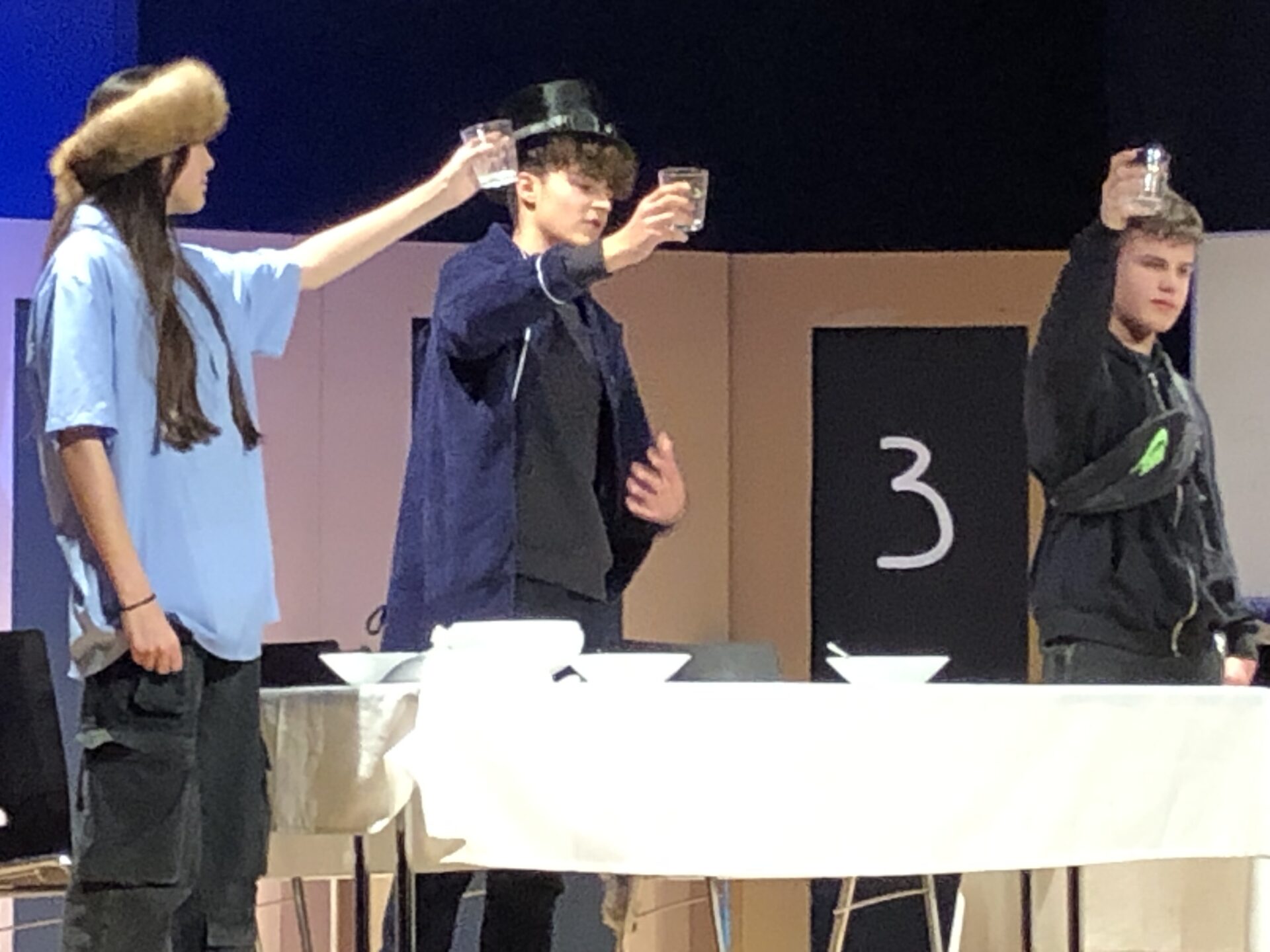 Einstein und Newton auf der Bühne - Kreisschule Rohrdorferberg