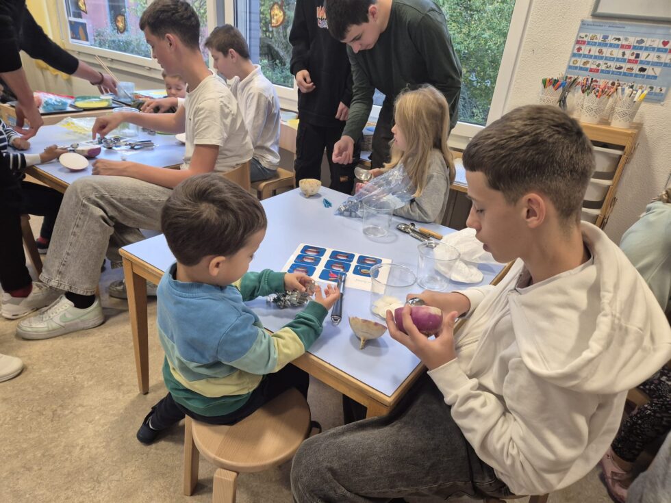 Räben schnitzen im Kindergarten - Kreisschule Rohrdorferberg